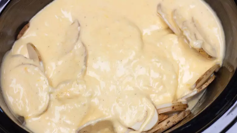 Slow Cooker Au Gratin Potatoes - сыр поверх ломтиков картофеля