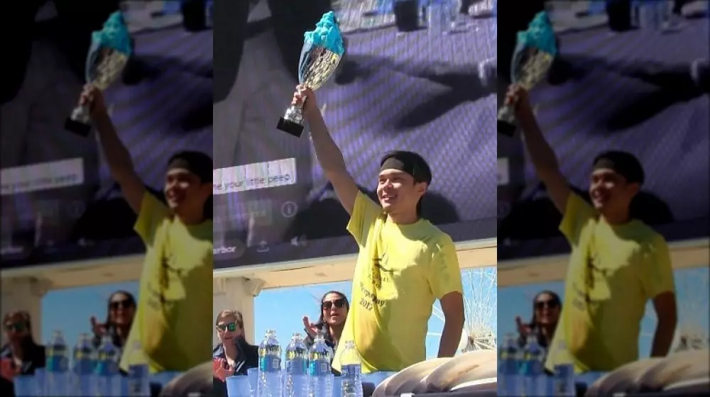 Matt Stonie dengan piala Peeps