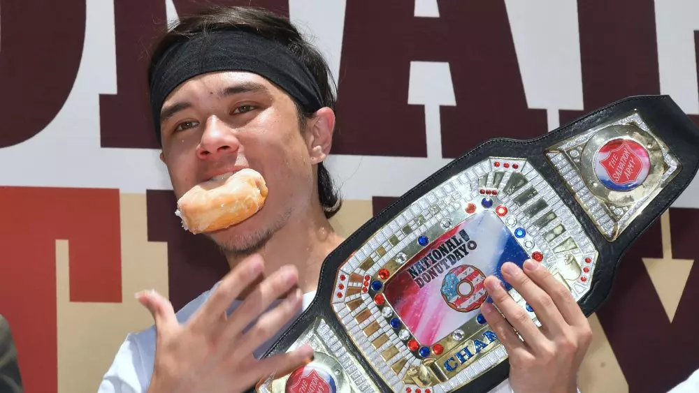 Matt Stonie makan donat