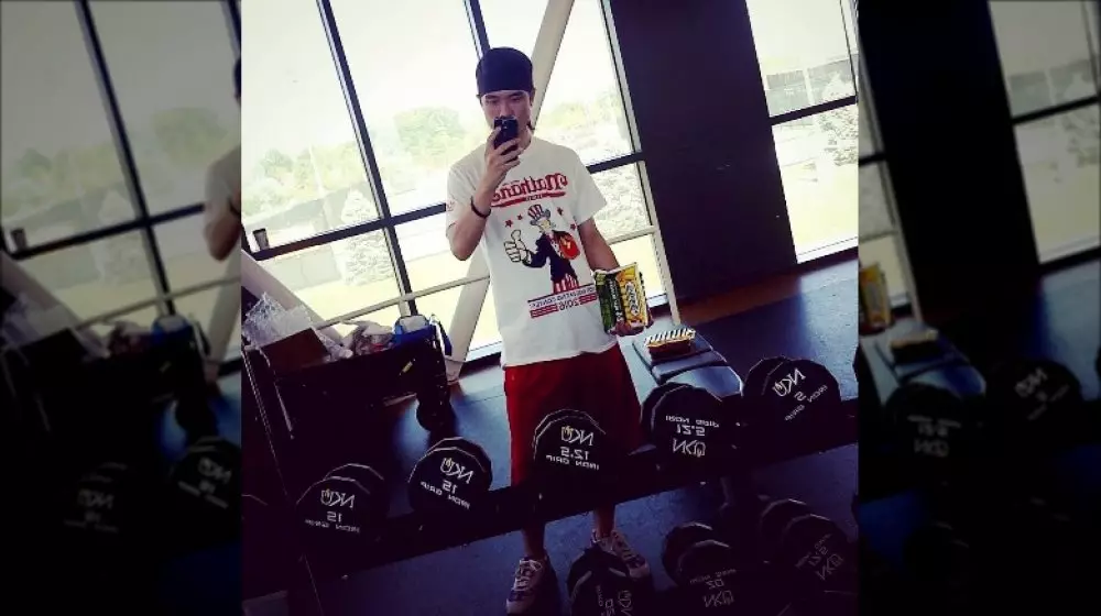 Matt Stonie mécht e Selfie