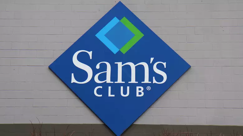 Sam's Club -kyltti rakennuksessa