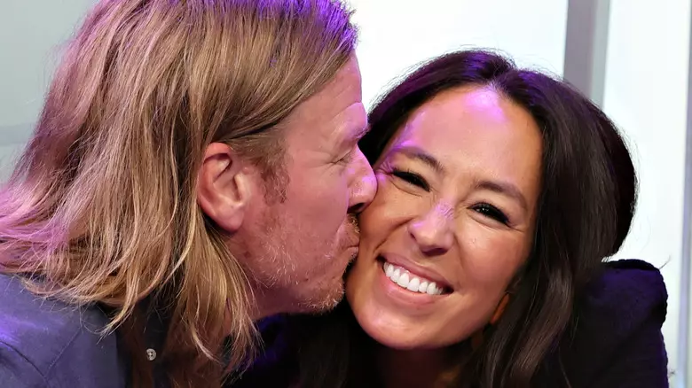 Chip en Joanna Gaines close-up tútsje op wang