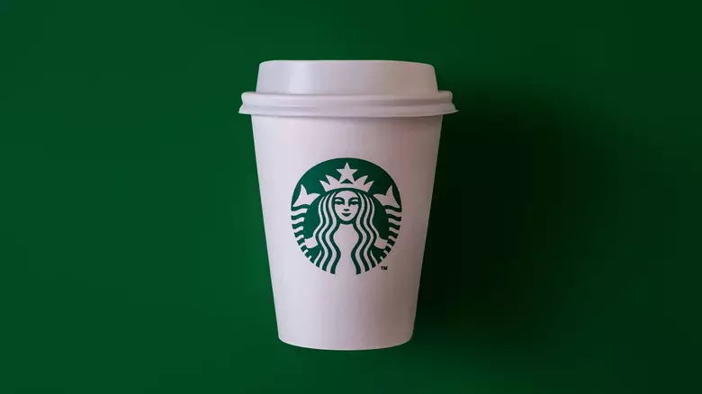Starbucks warme drank beker op groene achtergrond
