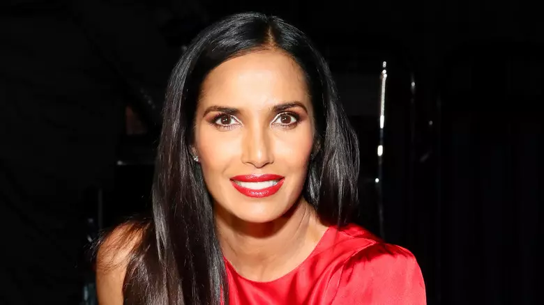 Padma Lakshmi mewn coch