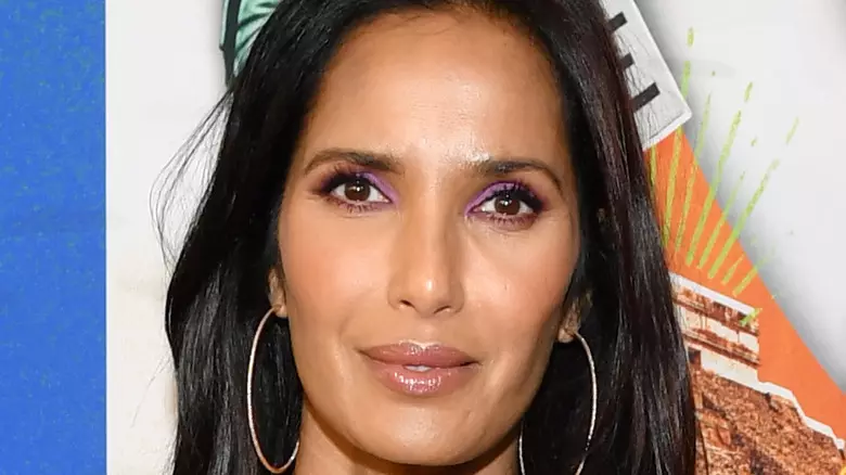 padma lakshmi su žiediniais auskarais