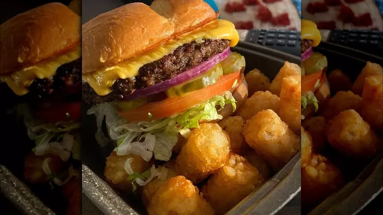 ruby tuesday cheeseburger și tator tots