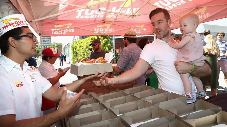 James Van Der Beek kupuje In-N-Out hamburgere