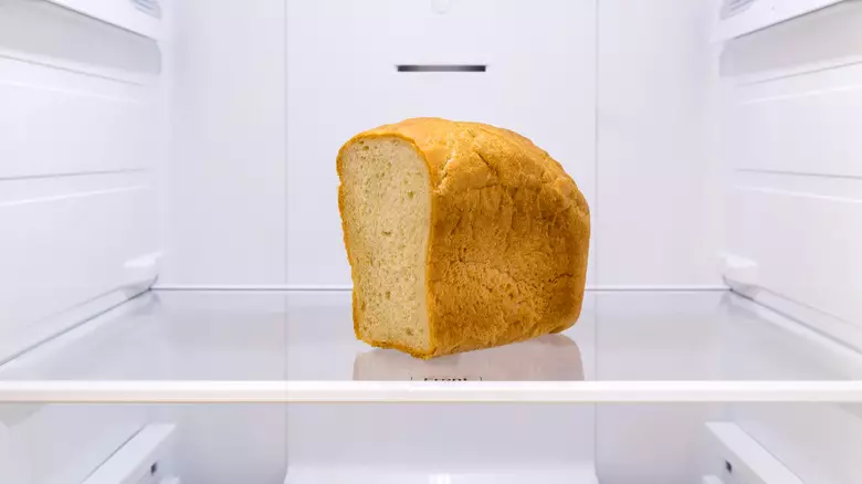 空の冷蔵庫のパン