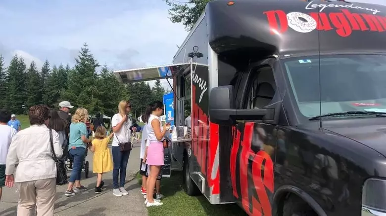 zaparkovaný legendárny donuts food truck