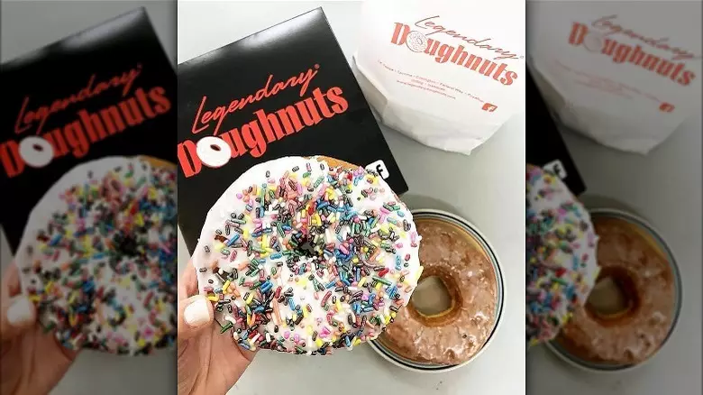 sepilgan donut tutgan odam