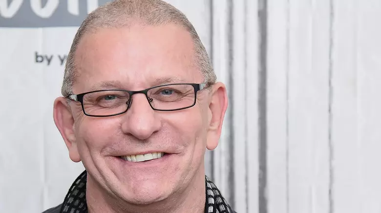 Nagpahiyom si Robert Irvine sa camera