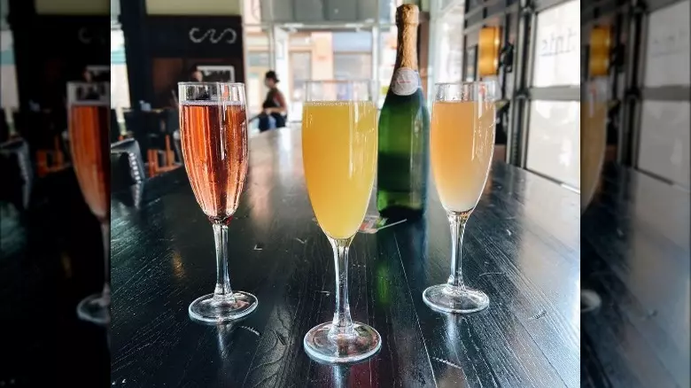 Mimosas serva fil-Bar Louie