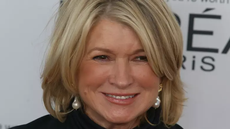 Cận cảnh Martha Stewart đeo hoa tai ngọc trai