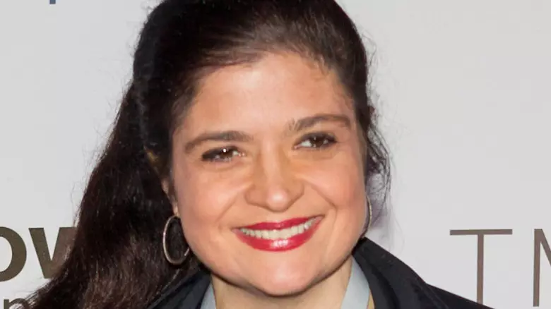 Alex Guarnaschelli s úsměvem na červeném koberci