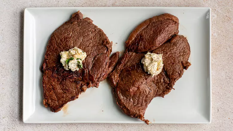 ताटावर sirloin स्टीक