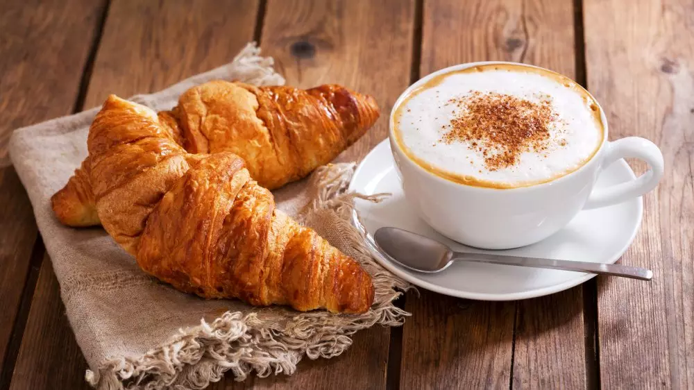 قهوه او croissants