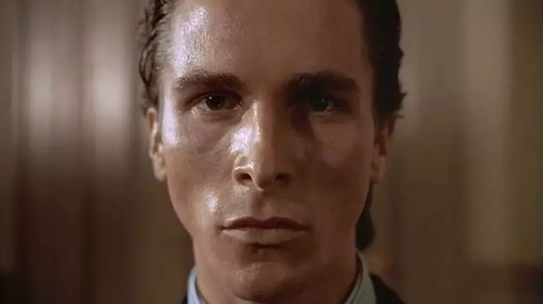 Detailní záběr na Christiana Balea v American Psycho