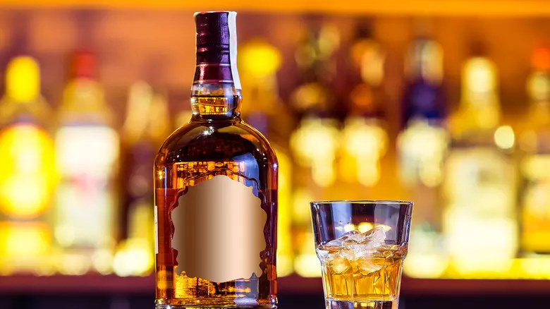 Botella e vaso de whisky