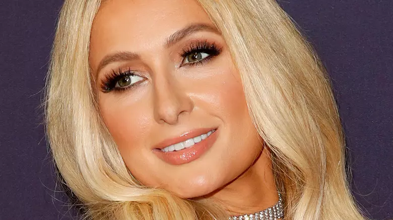 Paris Hilton posiert