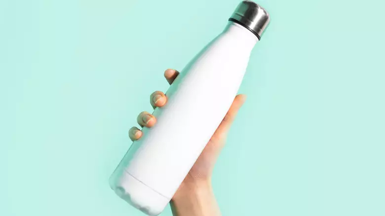 Ruka držící láhev s vodou