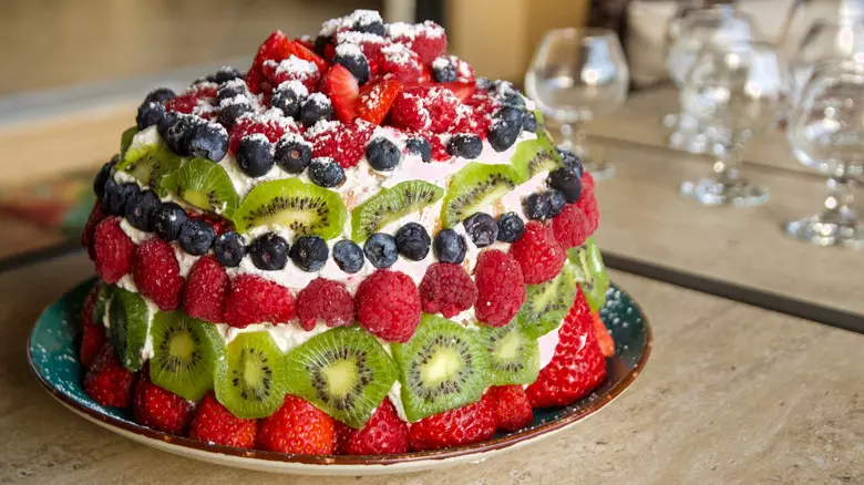 फलों से सजा हुआ केक