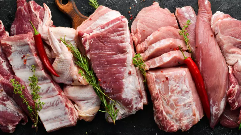 Rauw varkensvlees met rozemarijn