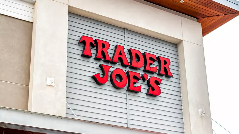 Ma dips a Trader Joe a vegan