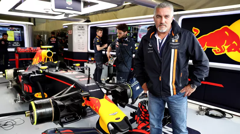 Paul Hollivud Formula 1 Red Bull yarış avtomobilinin qarşısında dayanıb