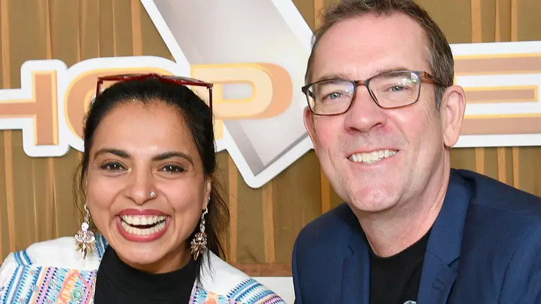 Ο Ted Allen και ο Maneet Chauhan από το Chopped