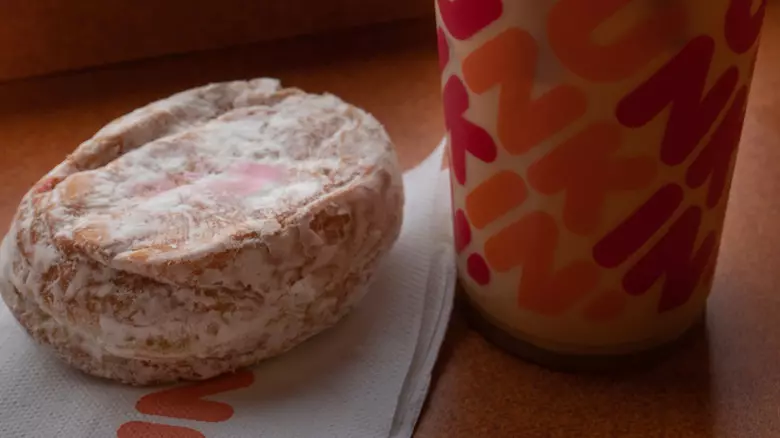 Jelly donut kuri Dunkin 'Donuts napkin kuruhande rwa DD igikombe