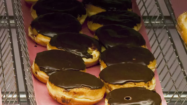 Dúas columnas de rosquillas de Boston Kreme