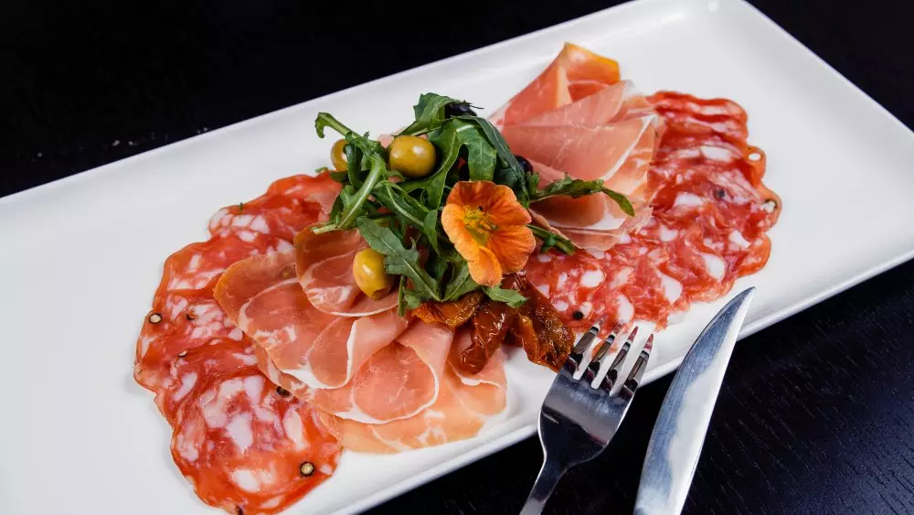 Pancetta we prosciutto-ny öz içine alýan italýan etli tabak