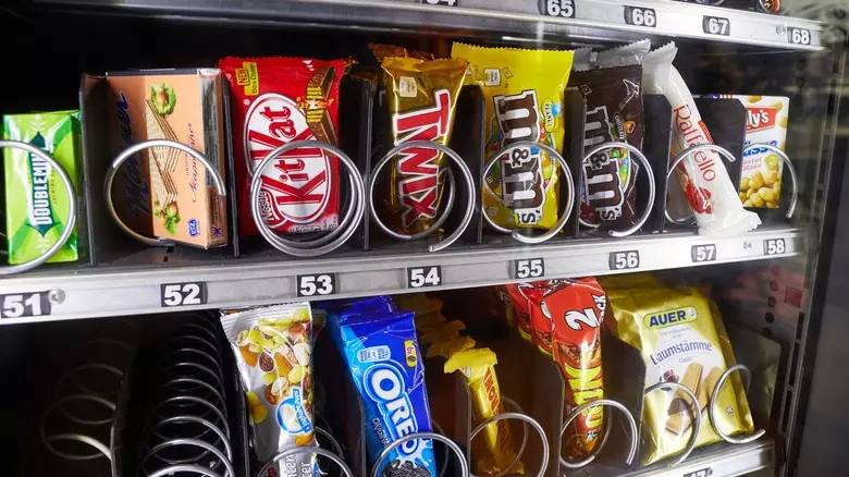 Distributore automatico rifornito di caramelle