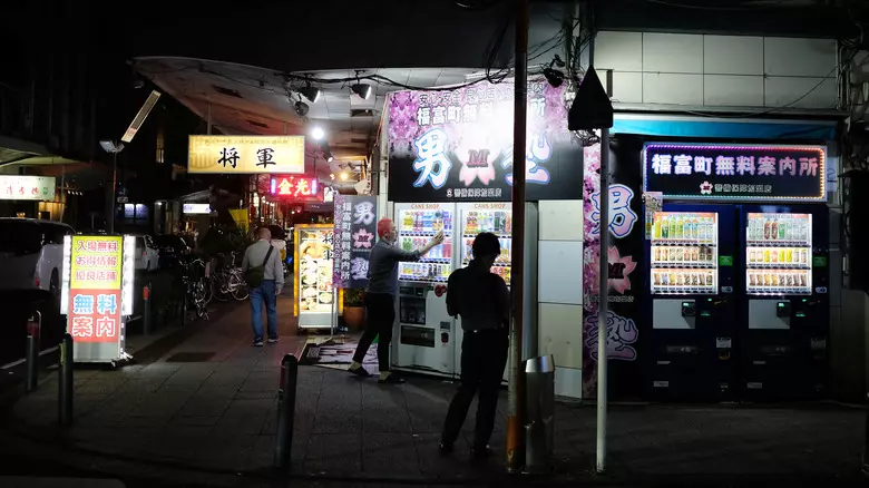 Banca di distributori automatici in Giappone