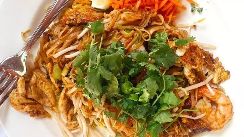 assiette de pad thaï