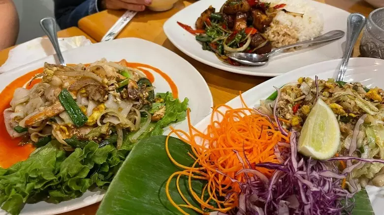 Três pratos de comida tailandesa