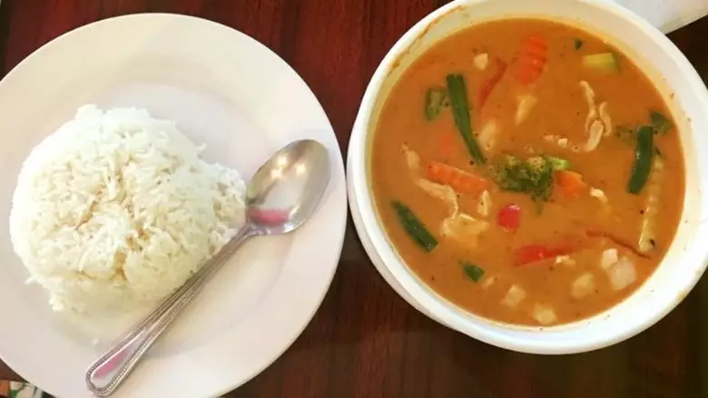 Isang mangkok ng Thai curry at kanin