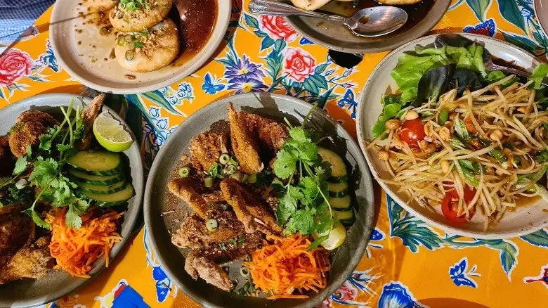 Stół pełen tajskiego jedzenia?