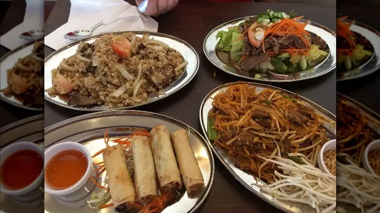 Ресторанска маса полна со тајландска храна