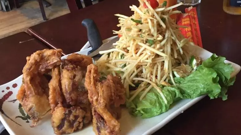 пилешки крилца и тајландска салата