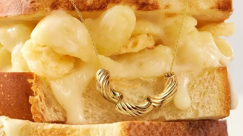 De Panera Mac en Cheese ketting neist de Mac en Cheese sandwich