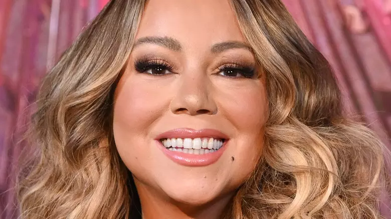 Nagpahiyom si Mariah Carey