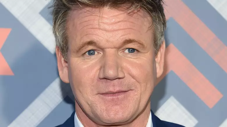 Gordon Ramsay auf dem roten Teppich im Anzug