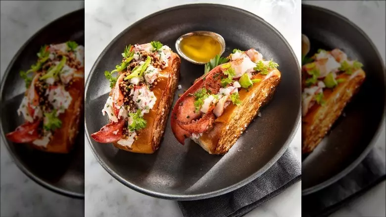 Lobster Rolls akan farantin karfe tare da man shanu