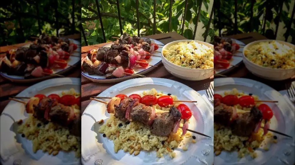 Recipe Ina Garten ho an'ny kababs misy couscous nokarakarain'i Pheifer