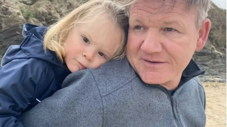 Gordon Ramsay e filho na praia