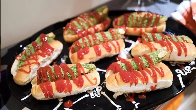 Dedos de frango verde em pães de cachorro-quente com ketchup