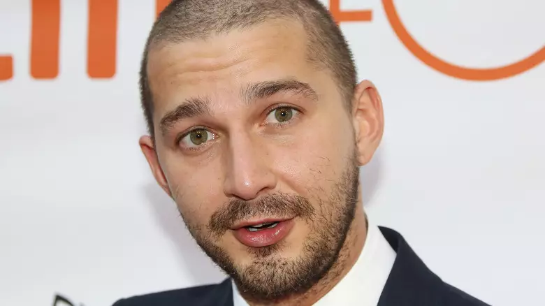 Gyzyl halyda şaýy LaBeouf