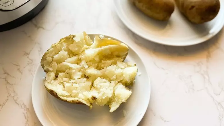 Vanlig bakad potatis på tallrik
