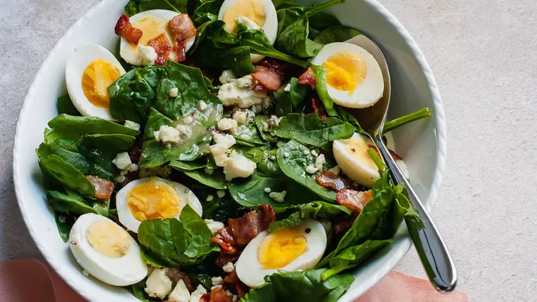 Salad bayam, bacon, dan telur